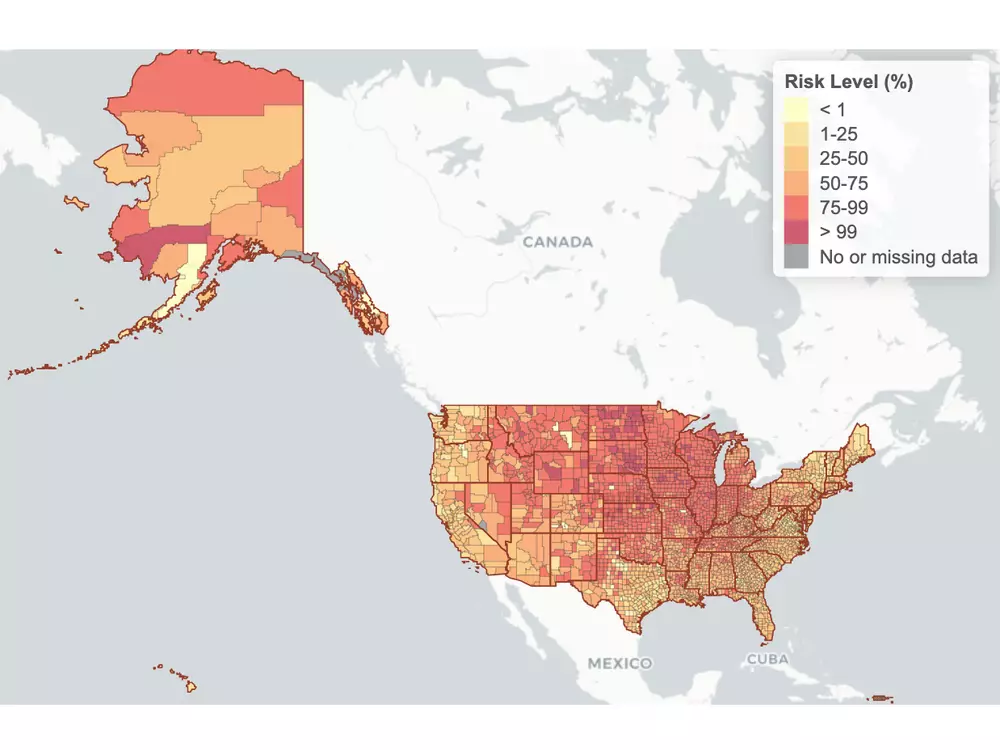 แผนที่ของสหรัฐอเมริกาแสดงความเสี่ยงระดับเคาน์ตีของการติดเชื้อโควิด-19 ด้วยสีจากสีเหลืองเป็นสีแดง