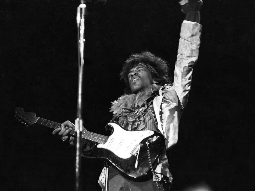 Jimi Hendrix នៅលើឆាកនៅ Monterey