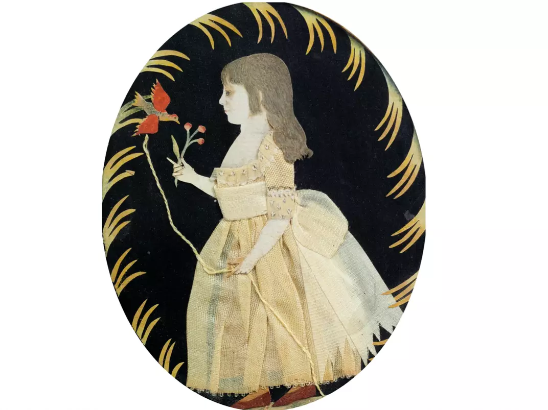 Овальна мініатюра на чорному шовку молодої дівчини в блідо-жовтій сукні, яка тримає яскраво-червоного птаха на мотузці та червону квітку в руці