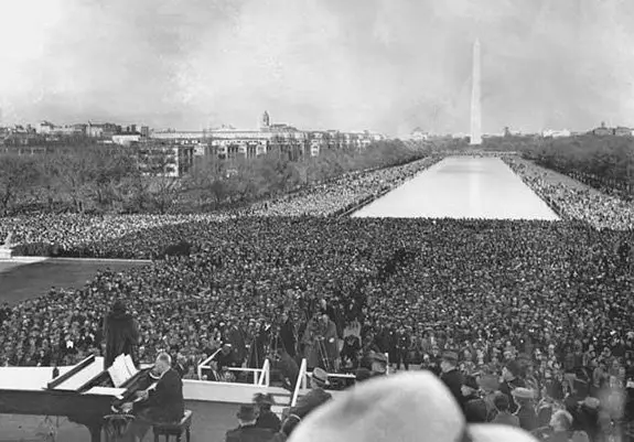 Μπροστά σε ένα πλήθος 75.000, η παράσταση του Άντερσον έγινε σημάδι ενότητας