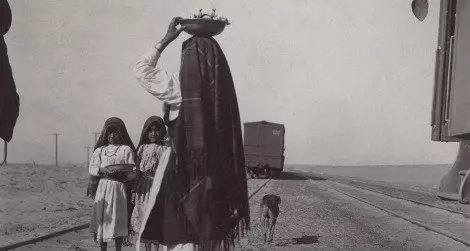 Жена од Ислета и нејзините деца продаваат стоки покрај железничката пруга, околу крајот на 1880-тите до почетокот на 1900-тите