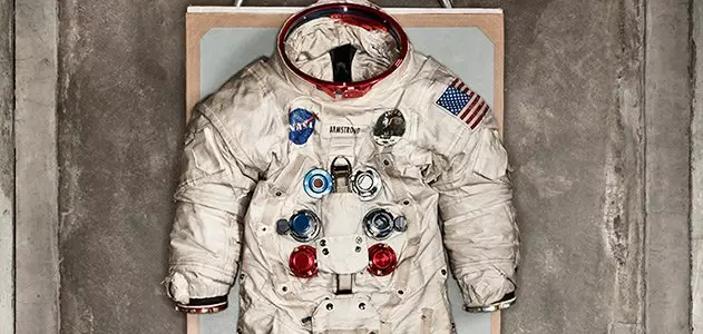 Skafandr Neila Armstronga byl vyroben výrobcem podprsenek