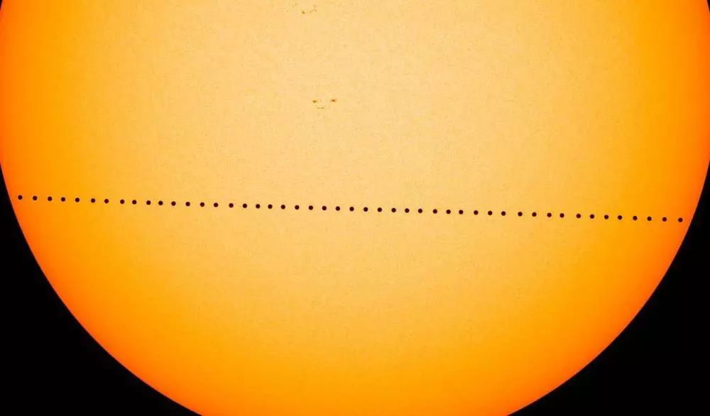 Com veure el trànsit rar de Mercuri a través del Sol