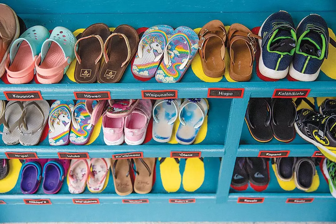 Usa ka rack sa sapatos nga adunay mga sapatos sa mga bata