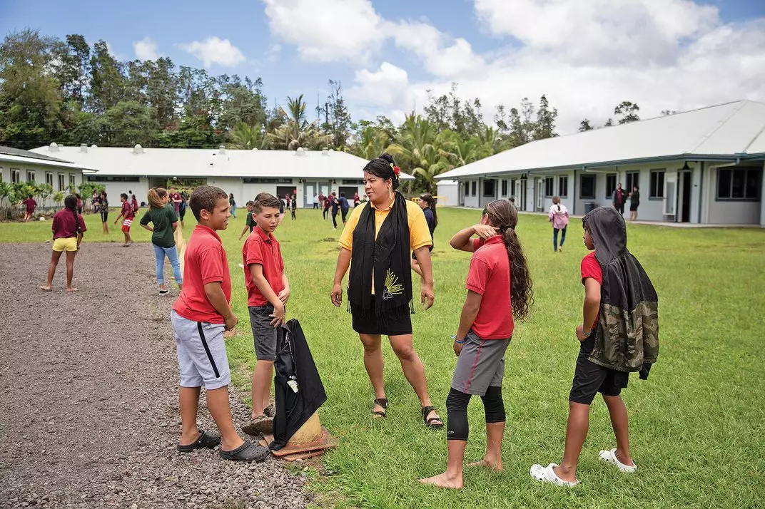 Pele trò chuyện bằng tiếng Hawaii với học sinh của mình