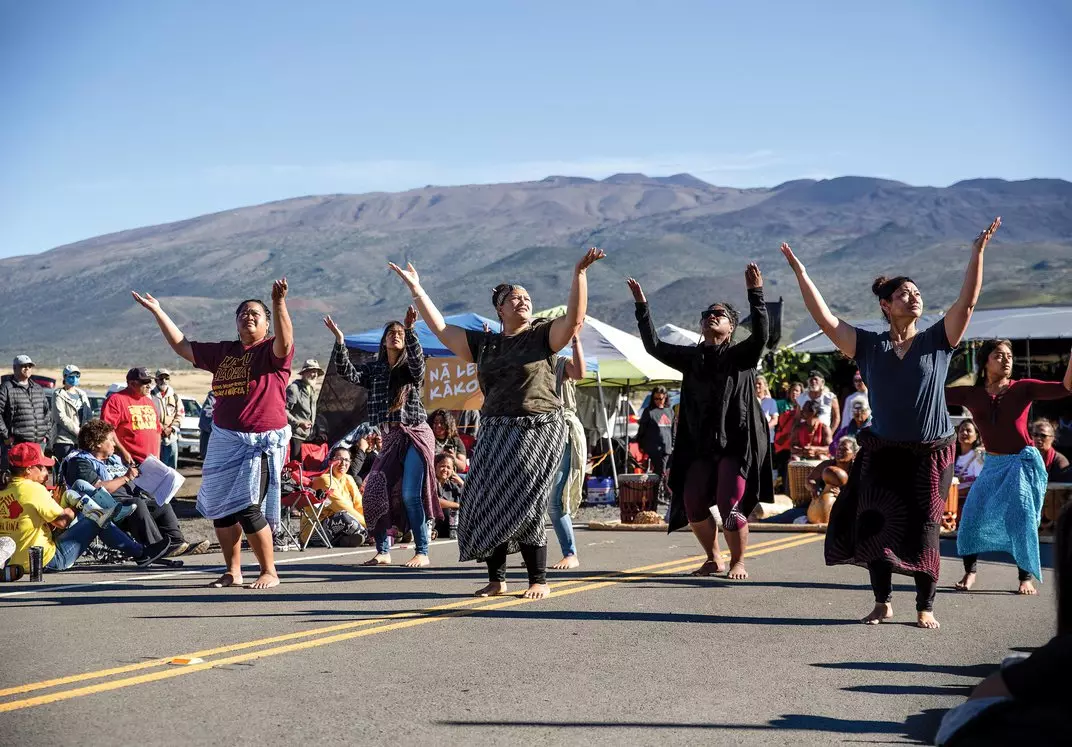 Havajiečiai šoka tradicinį šokį šalia Mauna Kea