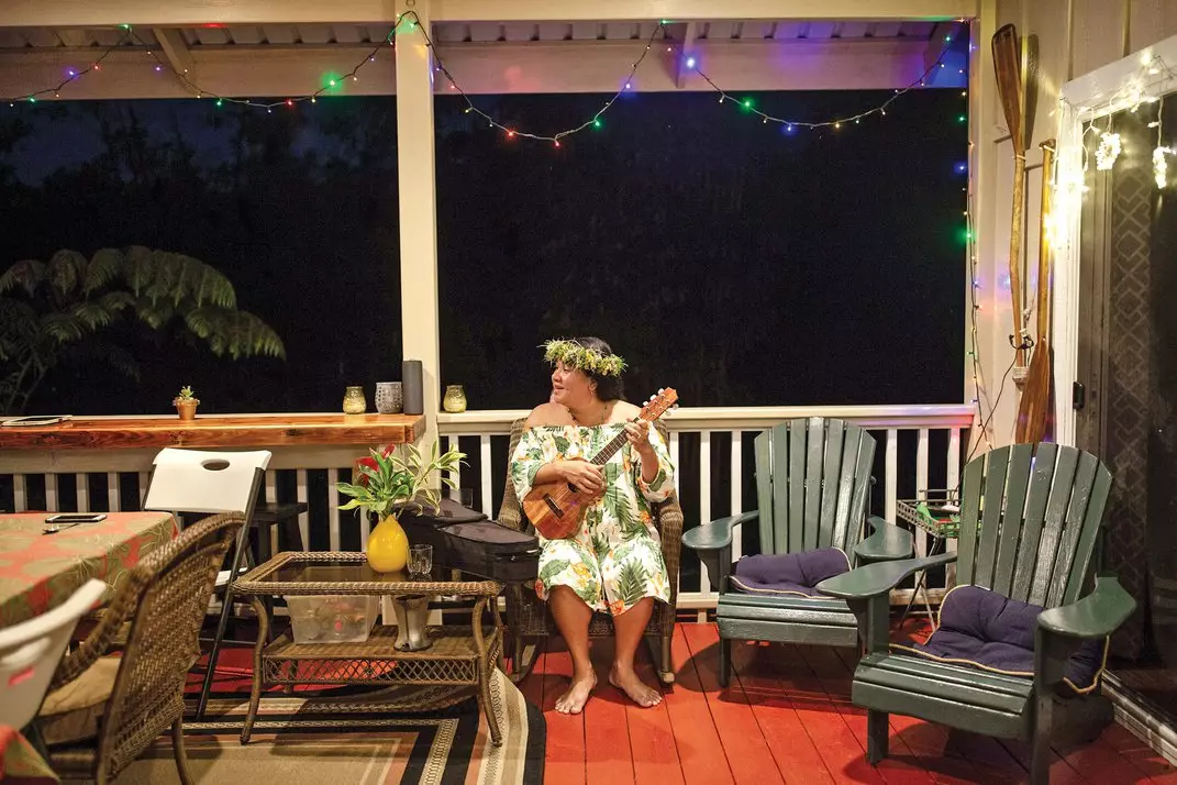 Pele gets ready to play the ukulele