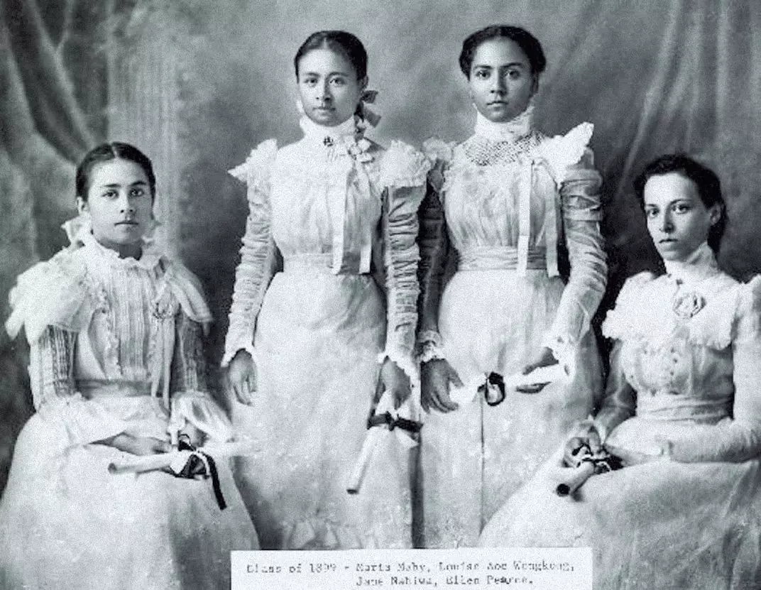 Hawaii-kvinner i formelle, vestlige hvite kjoler