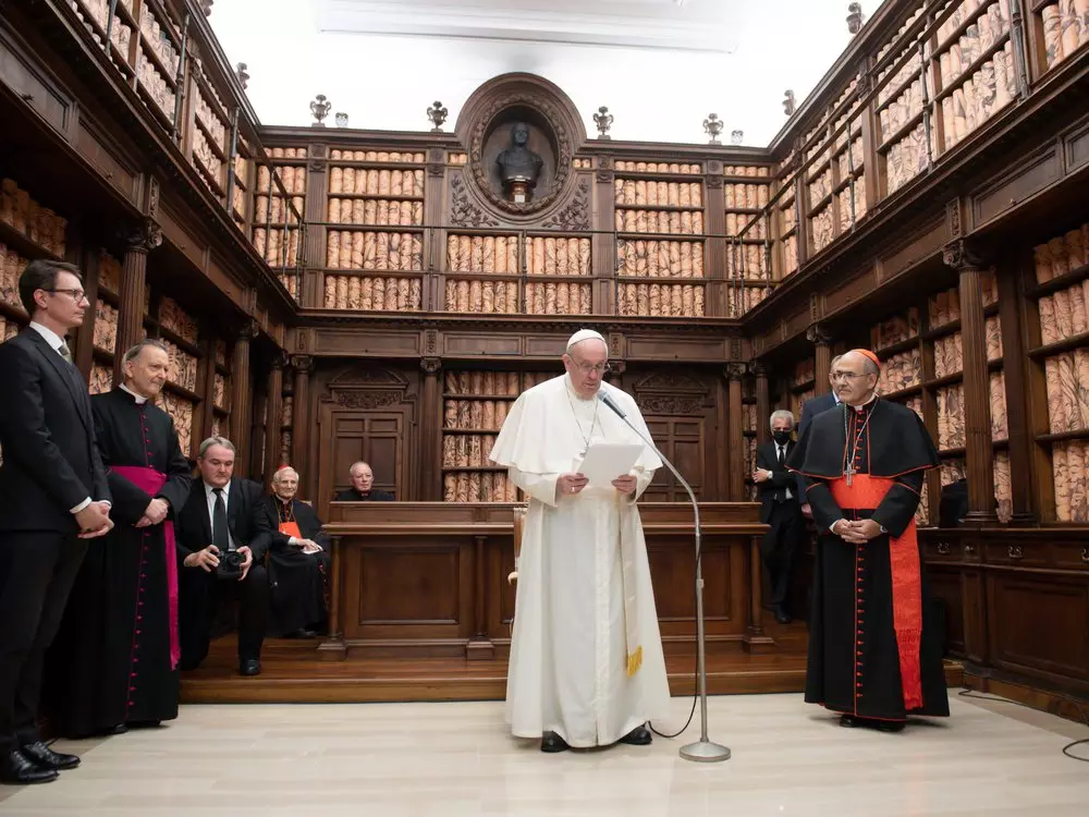 El Vaticà, seu d'obres mestres centenàries, obre una galeria d'art contemporani