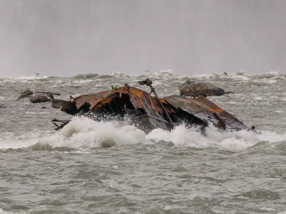 Ein historisches Boot, das seit 1918 über den Niagarafällen feststeckt, bricht endlich aus
