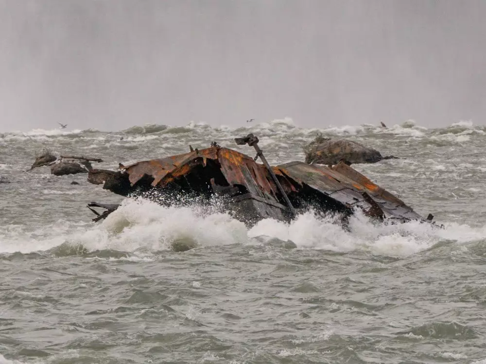 El Iron Scow a la deriva en los rápidos sobre Canadian Horseshoe Falls.