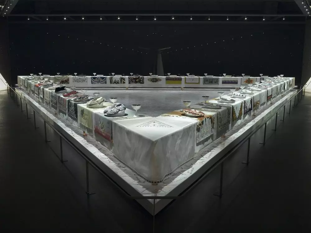 O nei Fa'aaliga Pa'u su'esu'e le amataga o le "Dinner Party" a Judy Chicago.