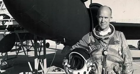 Si Retired Major General Ken Weir ay magtatanghal ng isang espesyal na panayam sa Air and Space Museum.