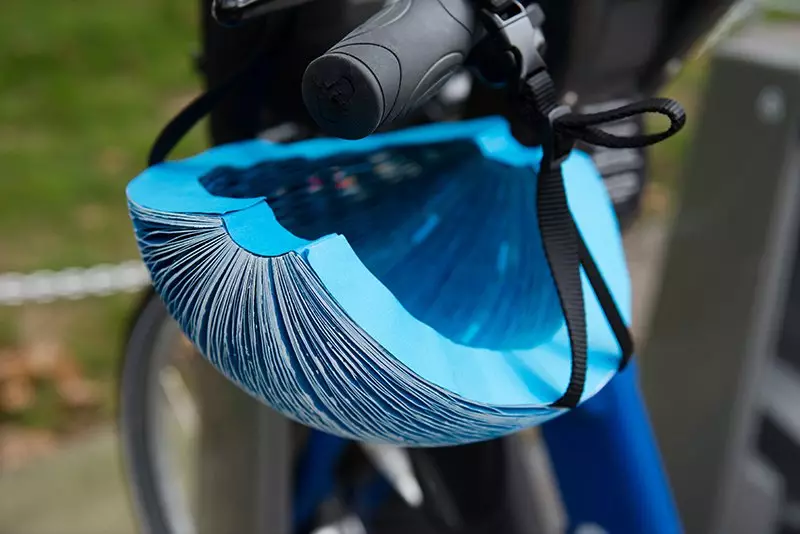 Questa carta piegata si trasforma in un casco da bici a grandezza naturale
