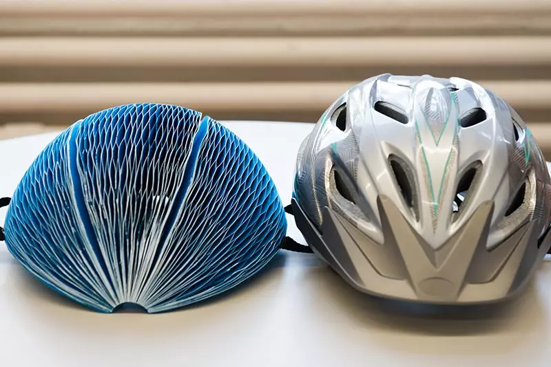 Эта сложенная веером бумага превращается в полноразмерный велосипедный шлем 12335_8