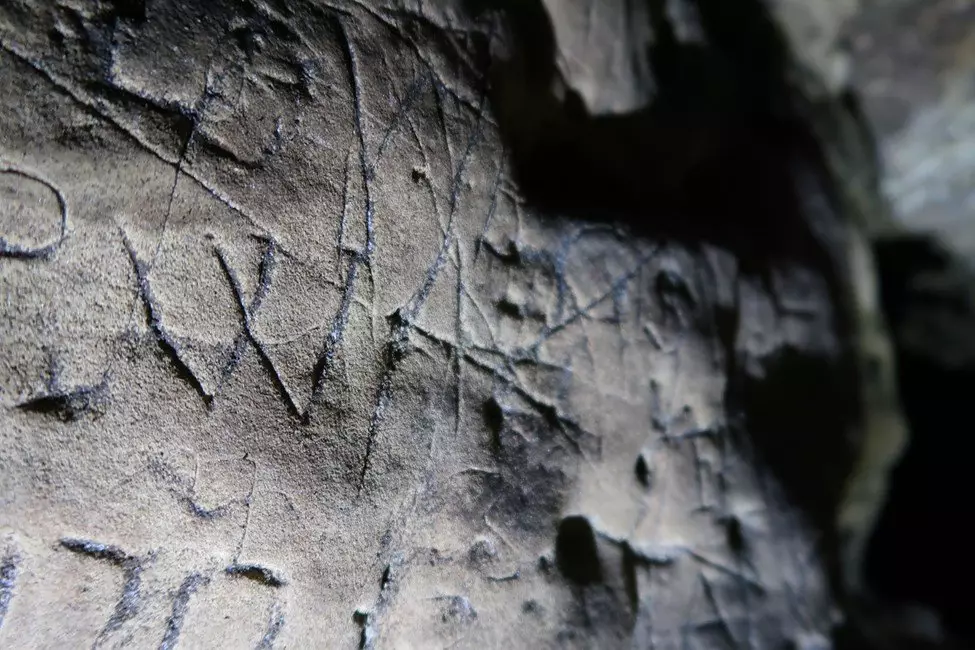 Вече можете да изследвате 3-D модел на пещера, покрита със страховити знаци на „вещици“