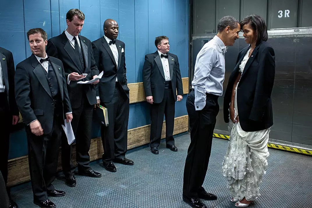 Si përshtatet Pete Souza në historinë e rrëfyer të fotografisë presidenciale 12542_1