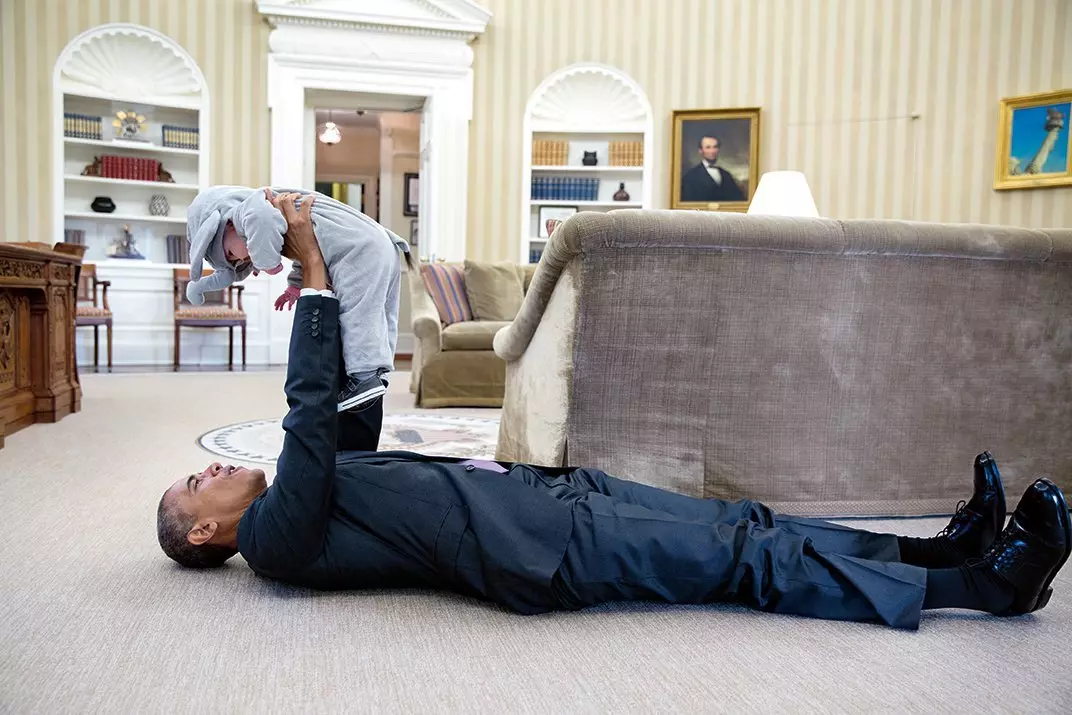 Si përshtatet Pete Souza në historinë e rrëfyer të fotografisë presidenciale 12542_9