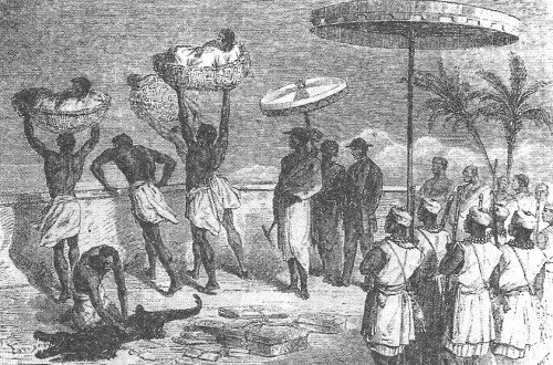 „Antrenament de nesimțire”: recrute de sex feminin se uită la trupele dahomeene care aruncă prizonieri de război legați la o mulțime de dedesubt.