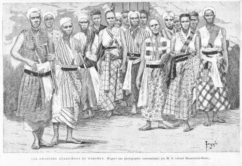 Egy csoport női harcos hagyományos ruhában.