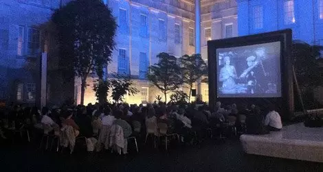 Ein 16-Fuß-Popup-Bildschirm wird in Kürze Filme im Kogod Courtyard zeigen.