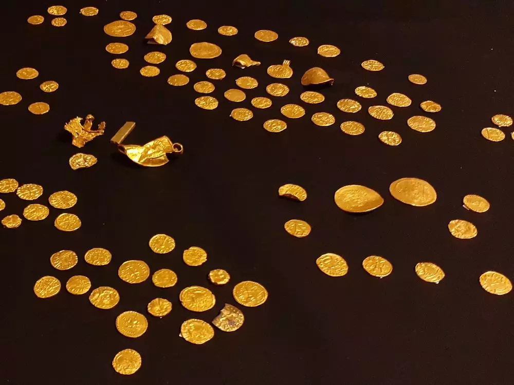इंग्लैंड में मिले प्रारंभिक मध्यकालीन सोने के सिक्कों का सबसे बड़ा भंडार देखें