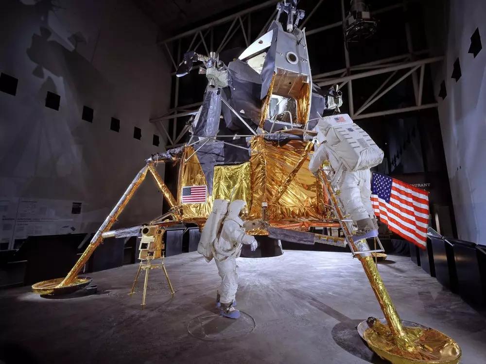 Кешелек өчен Аполлон 11-нең гигант сикереше