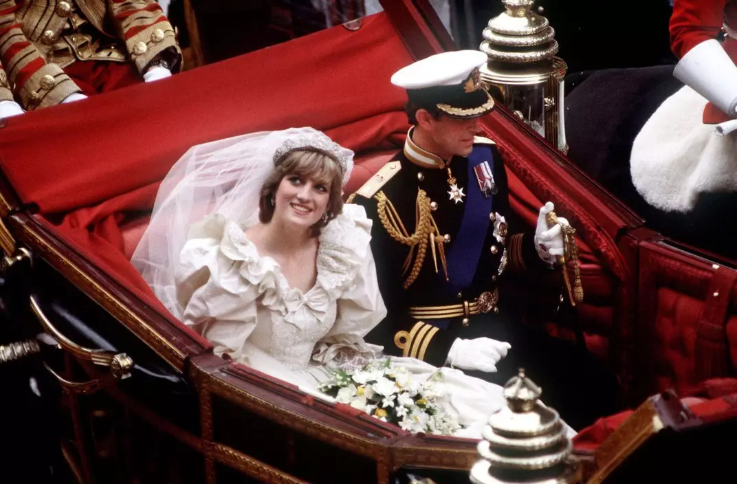 Diana a Charles v kočáru v den svatby