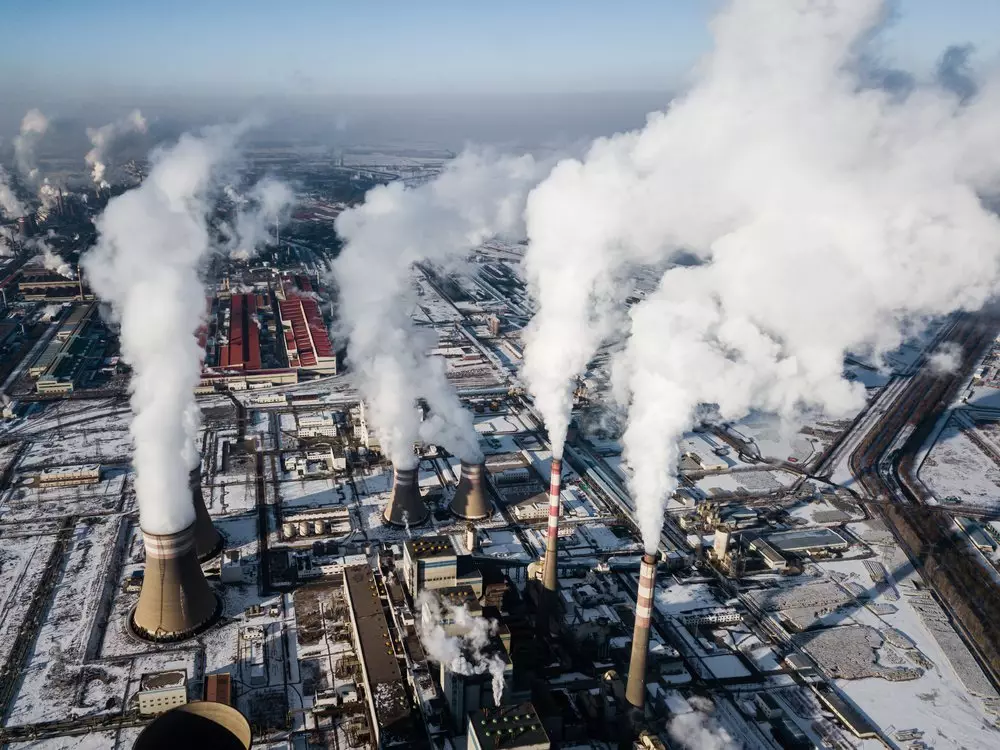 Çində qışda kömürlə işləyən elektrik stansiyasının tüstü yığınları