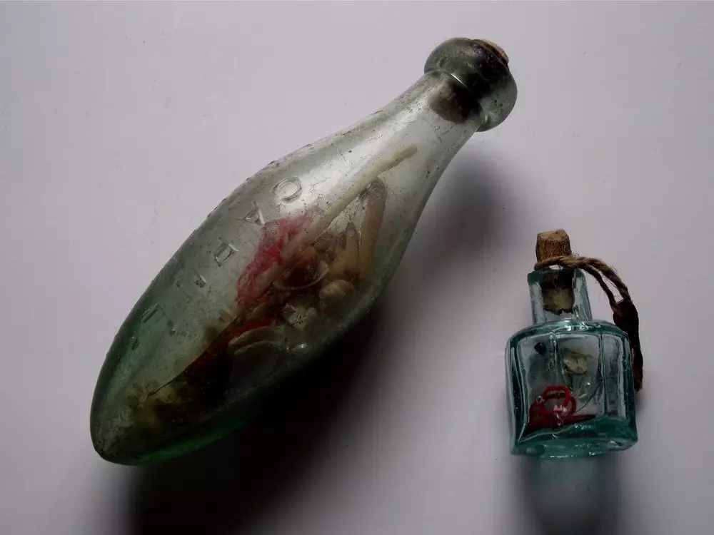 „Sticlă de vrăjitoare” plină cu dinți, ace și lichid misterios descoperită într-un coș de fum englezesc