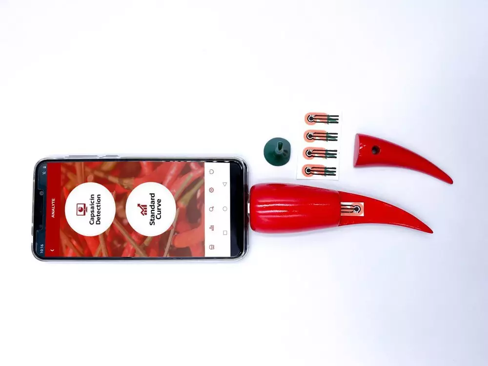 Овај додатак за паметне телефоне у облику чилија може да мери љутину паприке