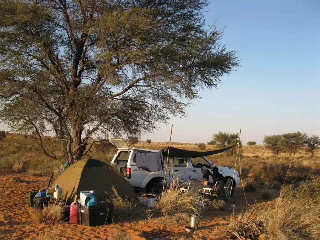 Мал камп во оддалечена пустина.