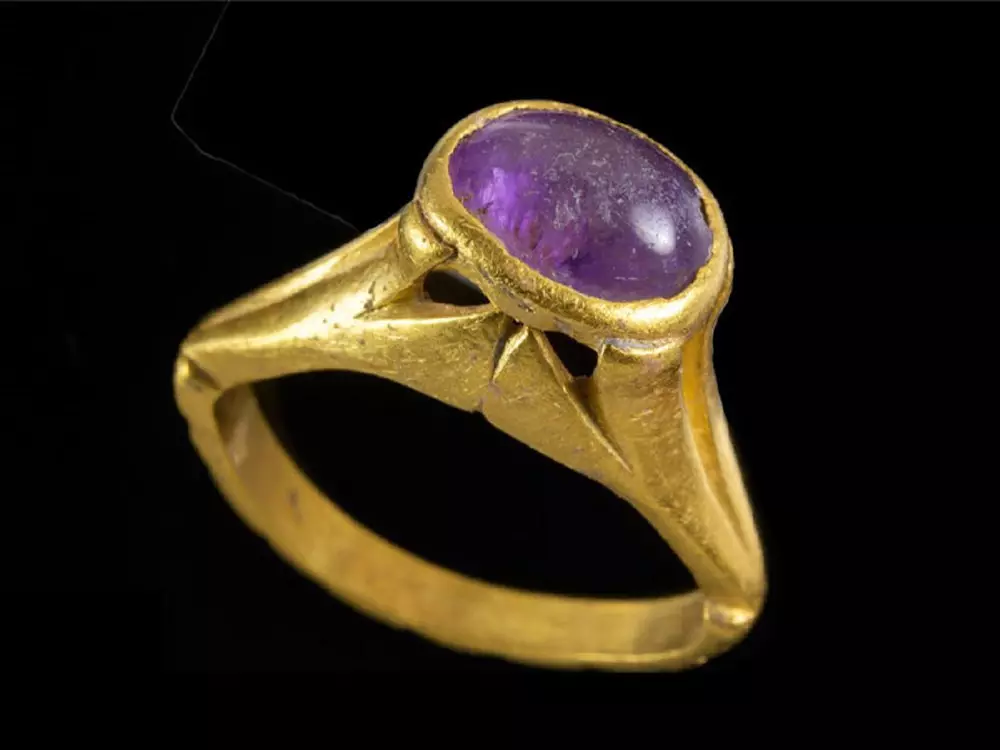حلقه آمیتیست باستانی کشف شده در اسرائیل ممکن است برای جلوگیری از خماری پوشیده شده باشد