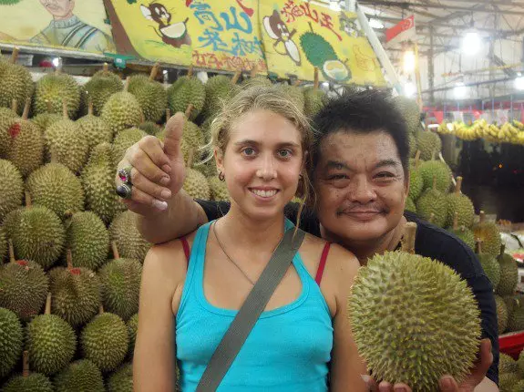 Lindsay Gasik o loʻo tu ma se tagata faʻatau durian i Sigapoa.