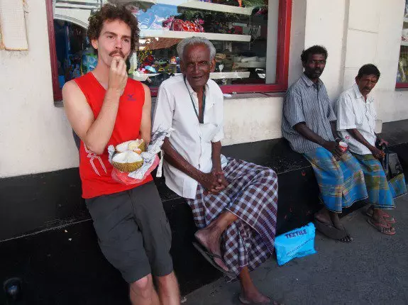 Rob Culclasure e kalon kohën në mënyrën më të mirë të mundshme në Kandy, Sri Lanka.