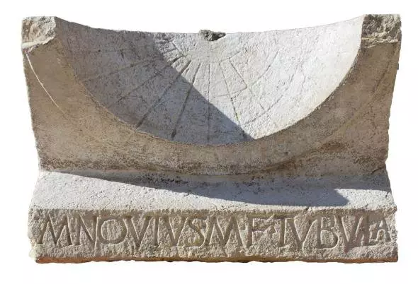 В Италии обнаружены редкие римские солнечные часы