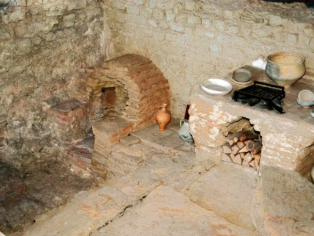 Cuisine avec cuisinière et four d'une auberge romaine (Mansio) à la villa romaine de Bad Neuenahr-Ahrweiler, Allemagne