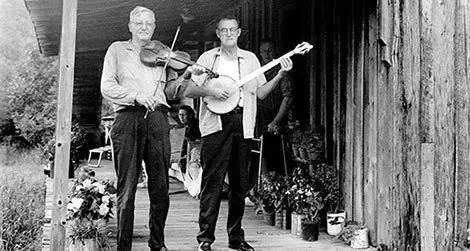 Γνωρίστε τον Michael Pahn: The Fiddle and The Violin είναι πανομοιότυπα δίδυμα (που χωρίζονται κατά τη γέννηση)