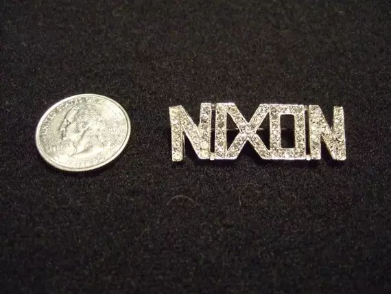 Nixon rhinestone pin, tanggal dingerteni