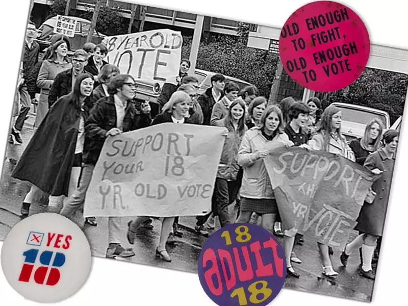 在年轻人游行的照片上支持第 26 条修正案的按钮
