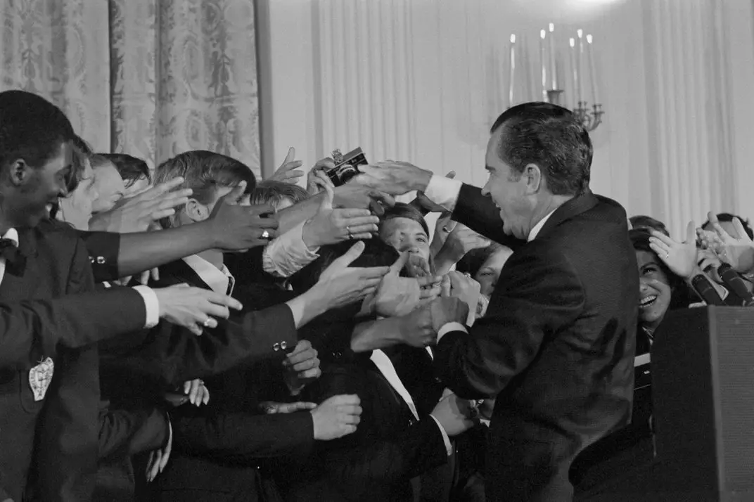 chłopcy wyciągający ręce do Nixona