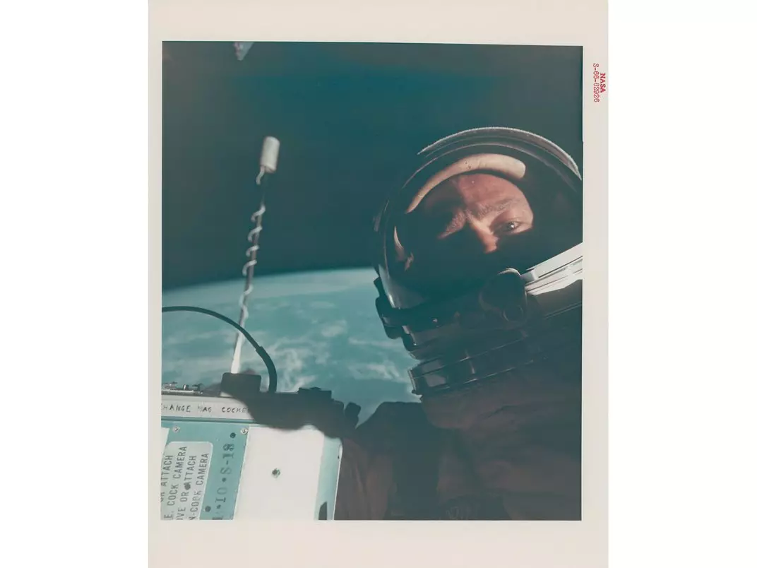 Du kan äga den första rymdselfien, enda fotot av Neil Armstrong på månen 12910_3