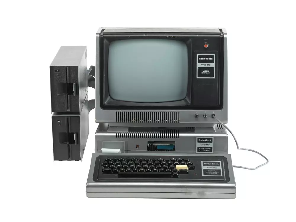 Awst 3, 1977: Y Cyfrifiadur Personol TRS-80 ar Werth