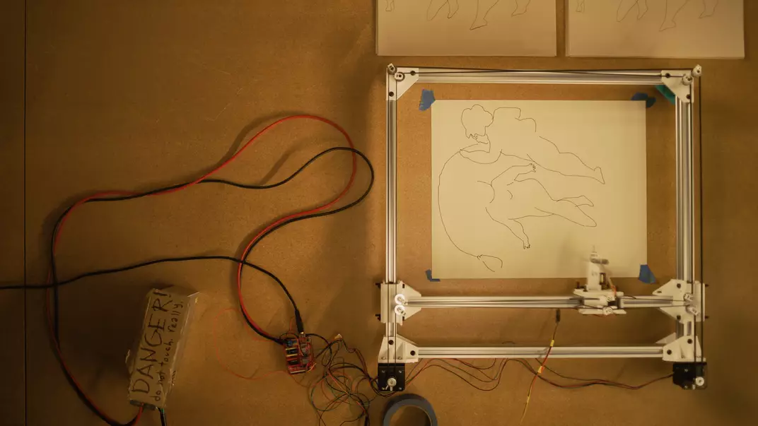 Робот гараар зурж буй хэвлэмэл зургийг агаараас харж байна