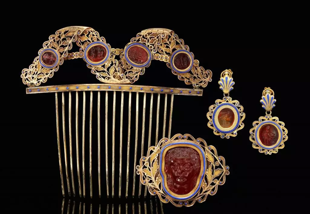 Een haarkam, hangende oorbellen en riemornament die waarschijnlijk ooit eigendom waren van keizerin Josephine
