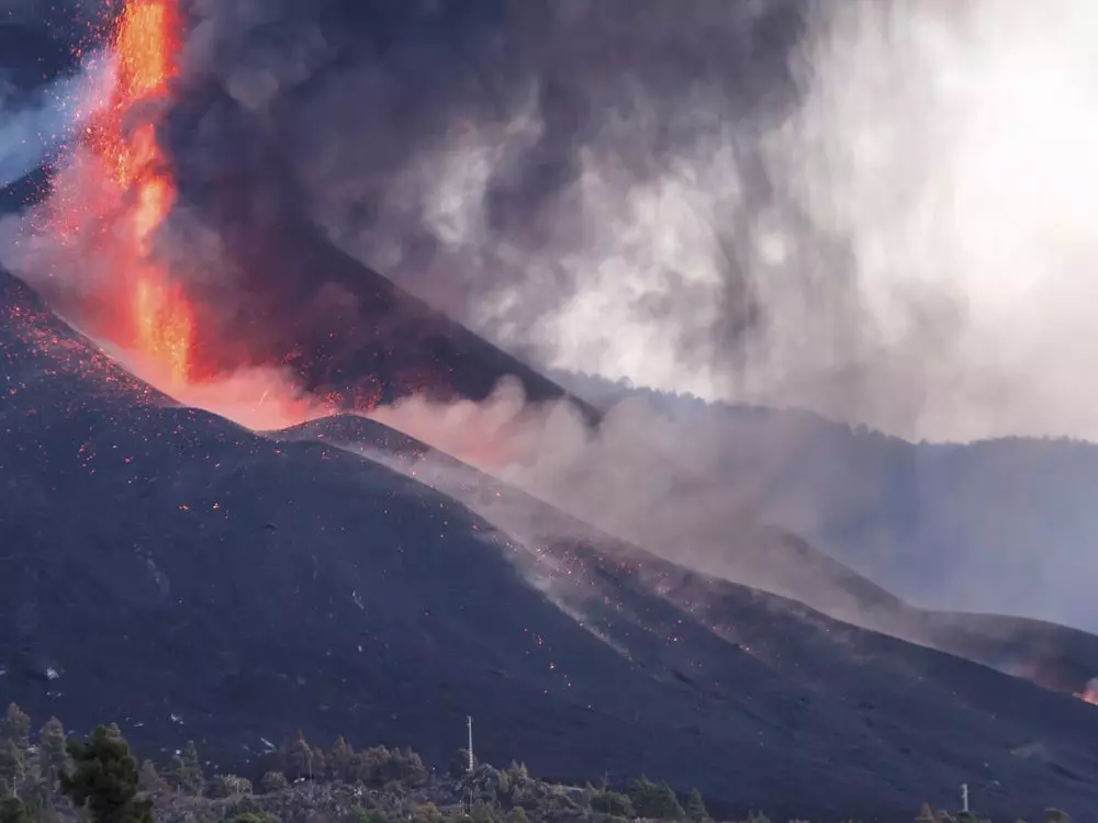 西班牙的拉帕爾馬火山繼續噴發並噴出火山灰