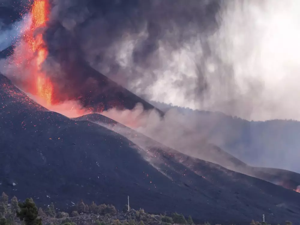 O imagine a vulcanului La Palma în erupție. O fântână de lavă este văzută vărsând din munte.