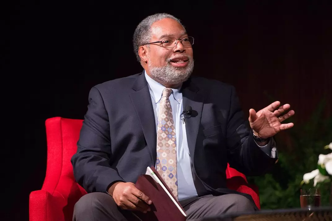 Lonnie Bunch na-ele anya azụ na ime ụlọ ngosi ihe mgbe ochie nke Smithsonian