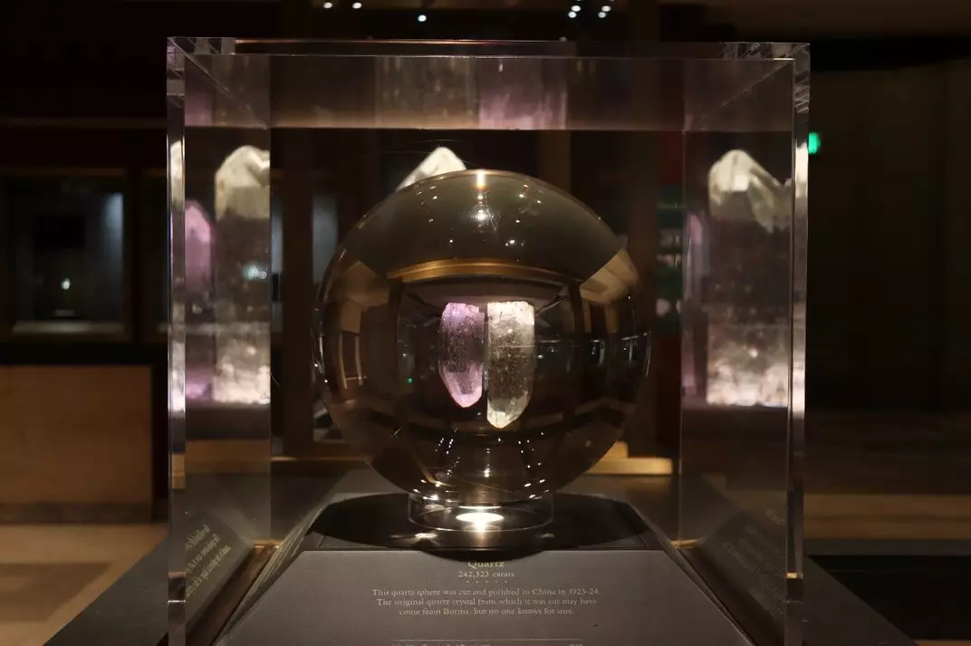 Ein großes Stück klarer Quarz, der in die Form einer Kugel geschnitten wurde und im Smithsonian's National Museum of Natural History ausgestellt ist.