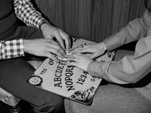 ההיסטוריה המוזרה והמסתורית של לוח Ouija 13056_3